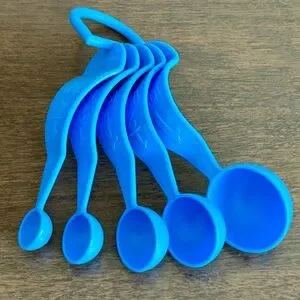 Tupperware | Kitchen | 5 Tupperware Blue Curved Handle Measuring Spoons ...